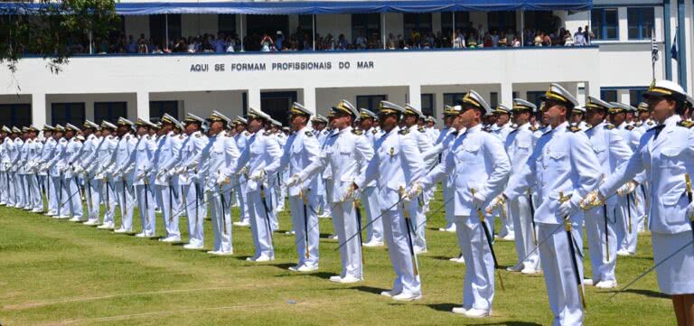 Quanto ganha um aluno da EFOMM: salário, bolsa-auxílio, soldo